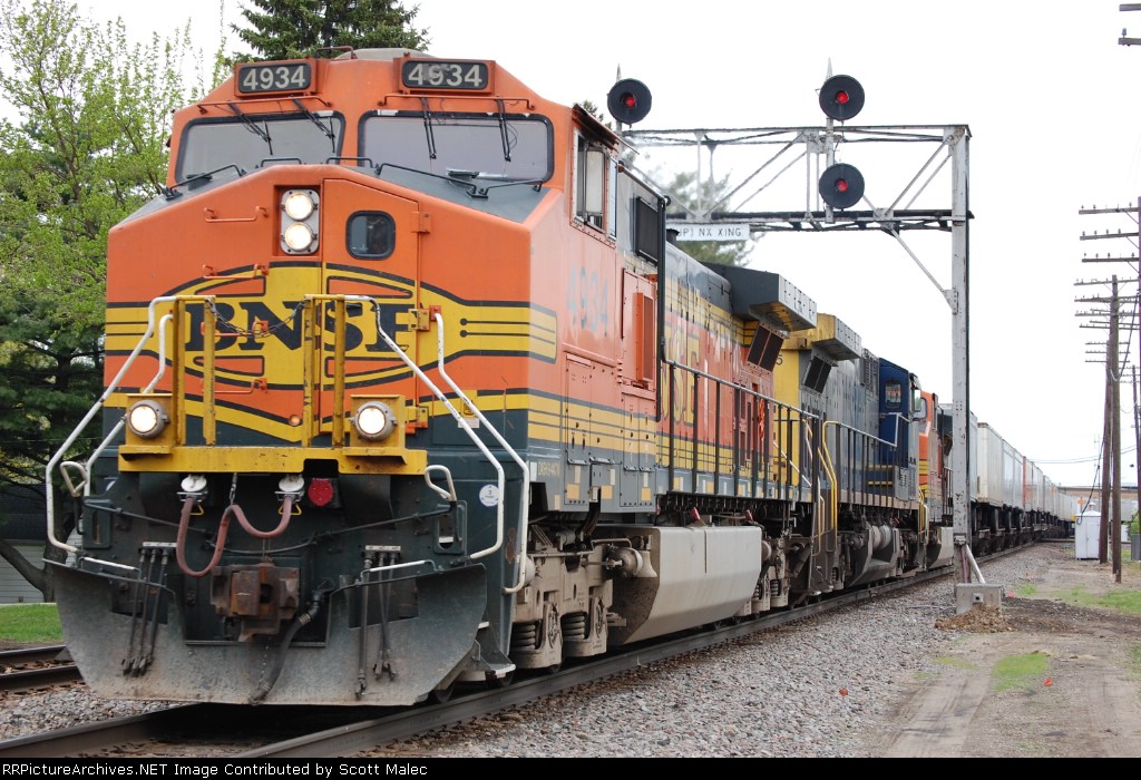 BNSF 4934, CSX 105 & BNSF 4751